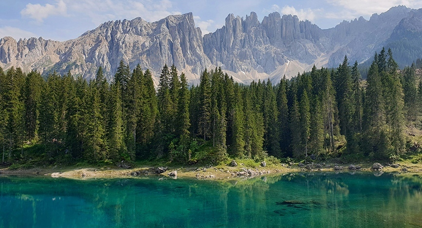 Explorez la beauté du lac de Carezza dans les Dolomites italiennes